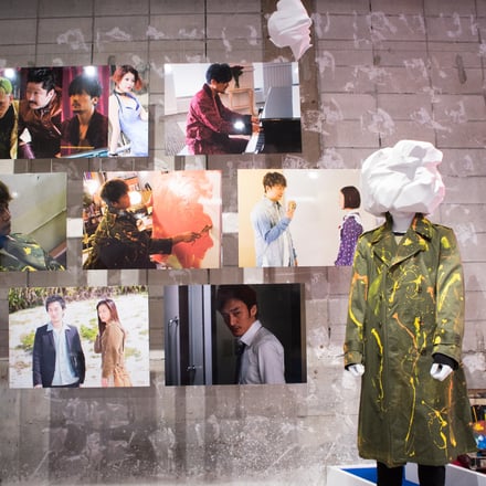 映画「クソ野郎と美しき世界」のポップアップが帝国ホテルプラザに、衣装展示も