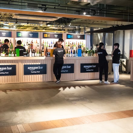 アマゾンの期間限定バー「Amazon Bar」が2年ぶりに開催、約720種類の酒が集結
