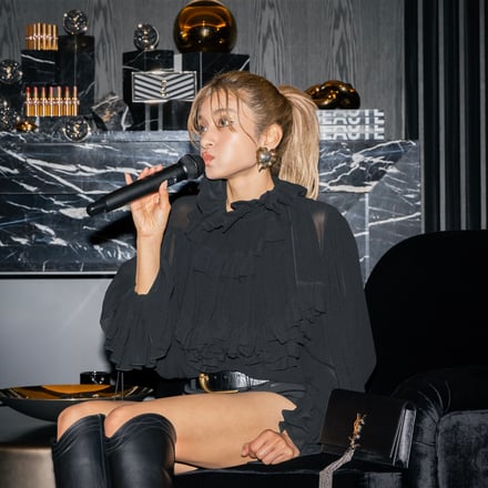 「YSL」新作発売イベント、JO1とローラがオールブラックの装いで登場