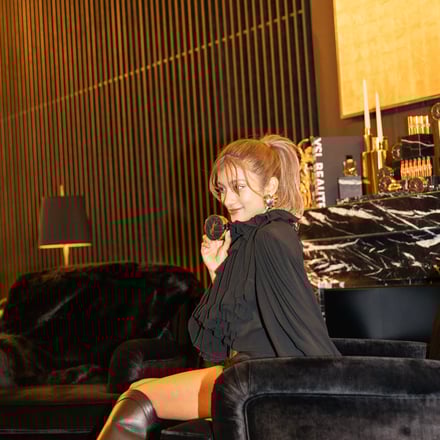 「YSL」新作発売イベント、JO1とローラがオールブラックの装いで登場