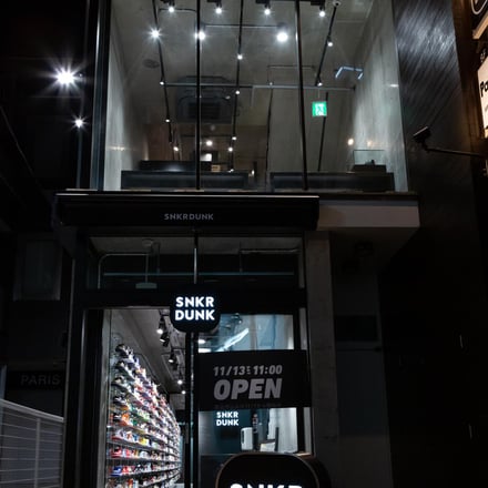 スニーカーダンク初の直営店が原宿にオープン、人気モデルが定価で買えるイベント開催