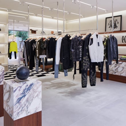 「AMIRI」国内初の旗艦店が南青山にオープン、フルラインナップを展開