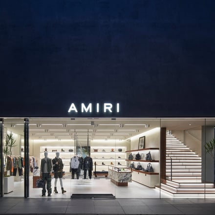 「AMIRI」国内初の旗艦店が南青山にオープン、フルラインナップを展開