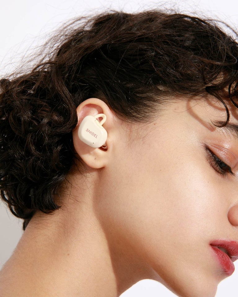 「スナイデル」初のワイヤレスイヤホン発売、肌が美しく見えるオレンジベージュを採用