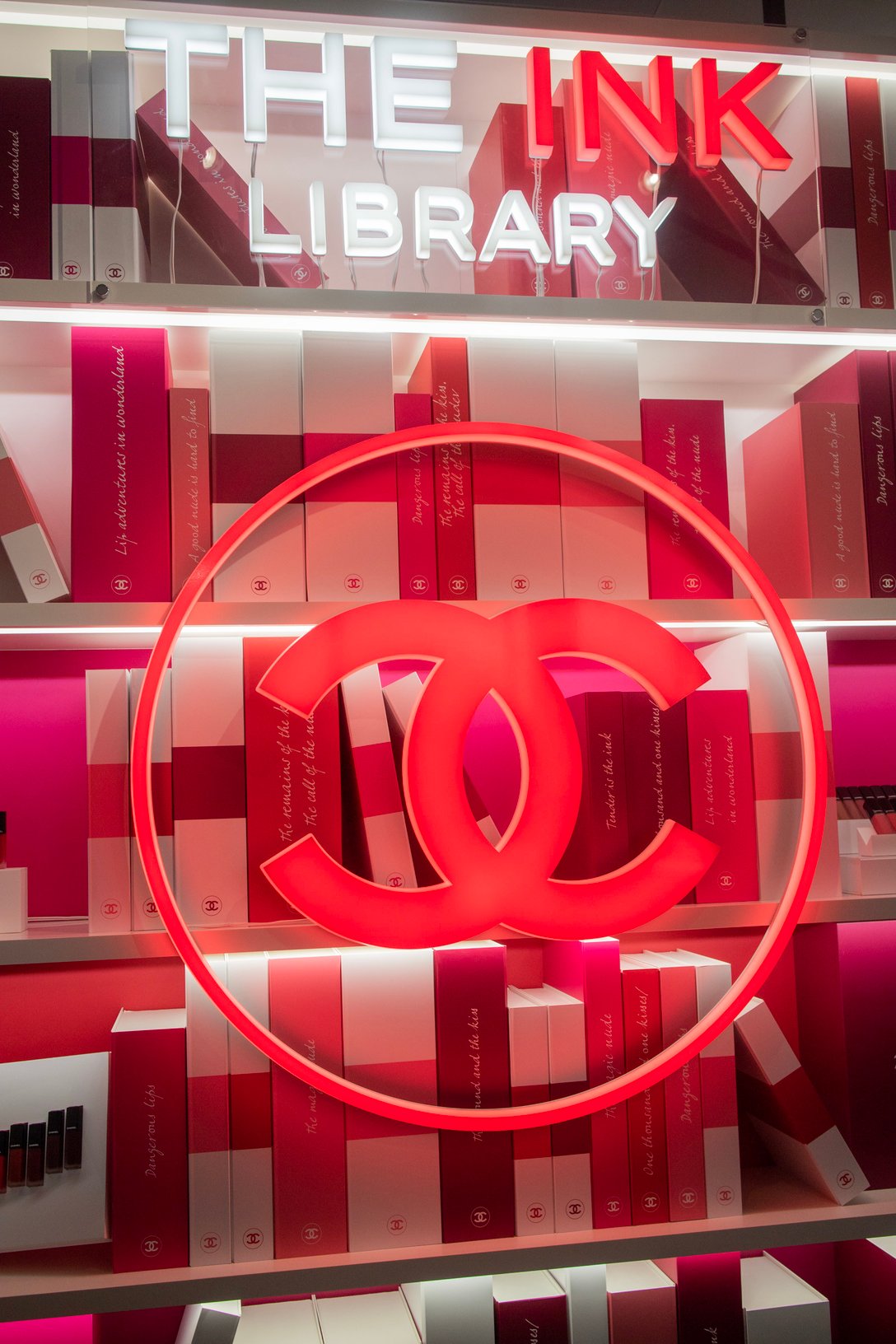唇診断、おみくじ、デジタルサイネージ...表参道に出現した"シャネルの図書館"の見どころを紹介