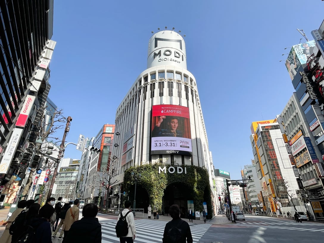渋谷モディをインクルーシブな館に 車椅子利用者も気軽に利用できる試着室や点字ブロックを導入