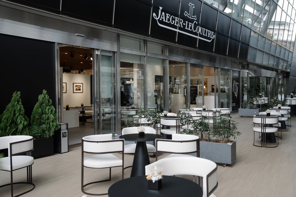 ジャガー・ルクルト「レベルソ」の世界観がアールデコ様式のカフェに