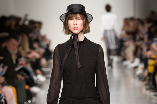 Bora Aksu 2017-18秋冬 | ロンドン | 画像38枚 - FASHIONSNAP