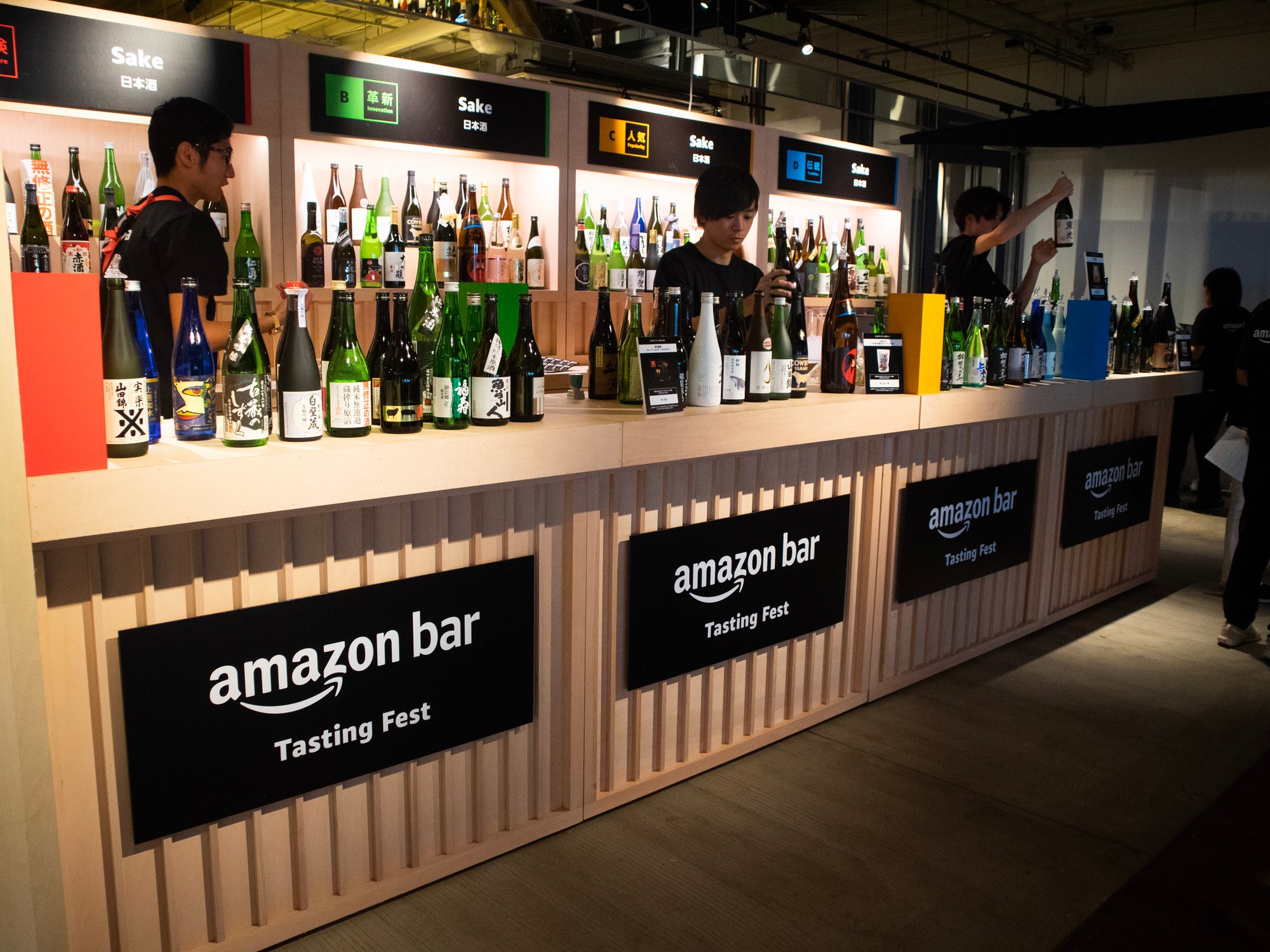 アマゾンの期間限定バー「Amazon Bar」が2年ぶりに開催、約720種類の酒が集結