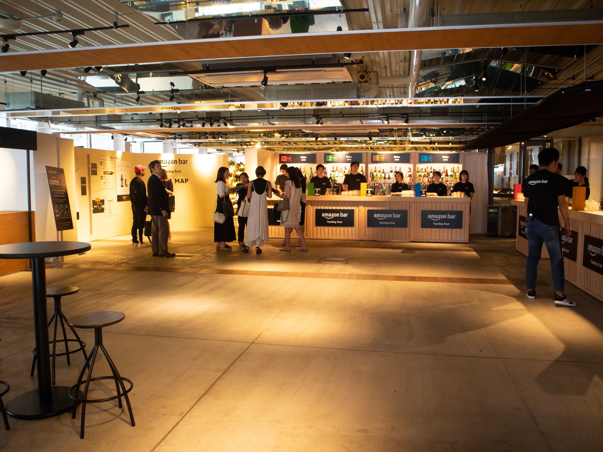 アマゾンの期間限定バー「Amazon Bar」が2年ぶりに開催、約720種類の酒が集結