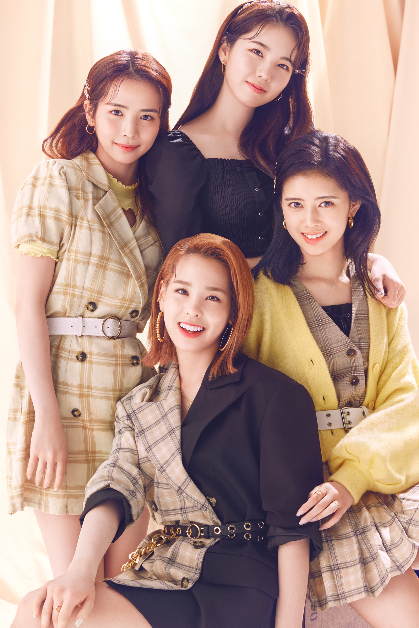 H＆MとNiziUによるコレクション第2弾が登場、虹モチーフのコラボアイテムなど