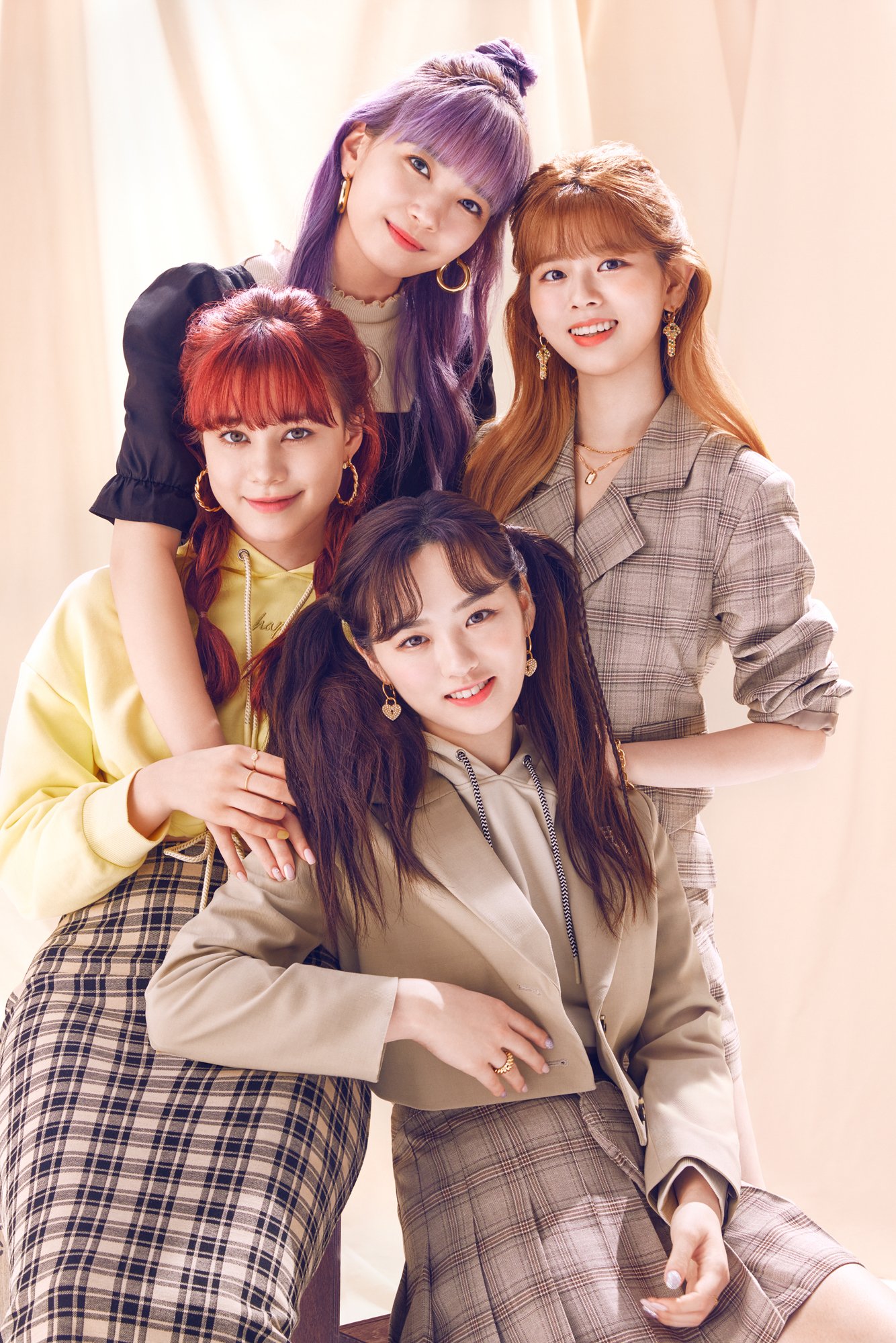 H＆MとNiziUによるコレクション第2弾が登場、虹モチーフのコラボアイテムなど