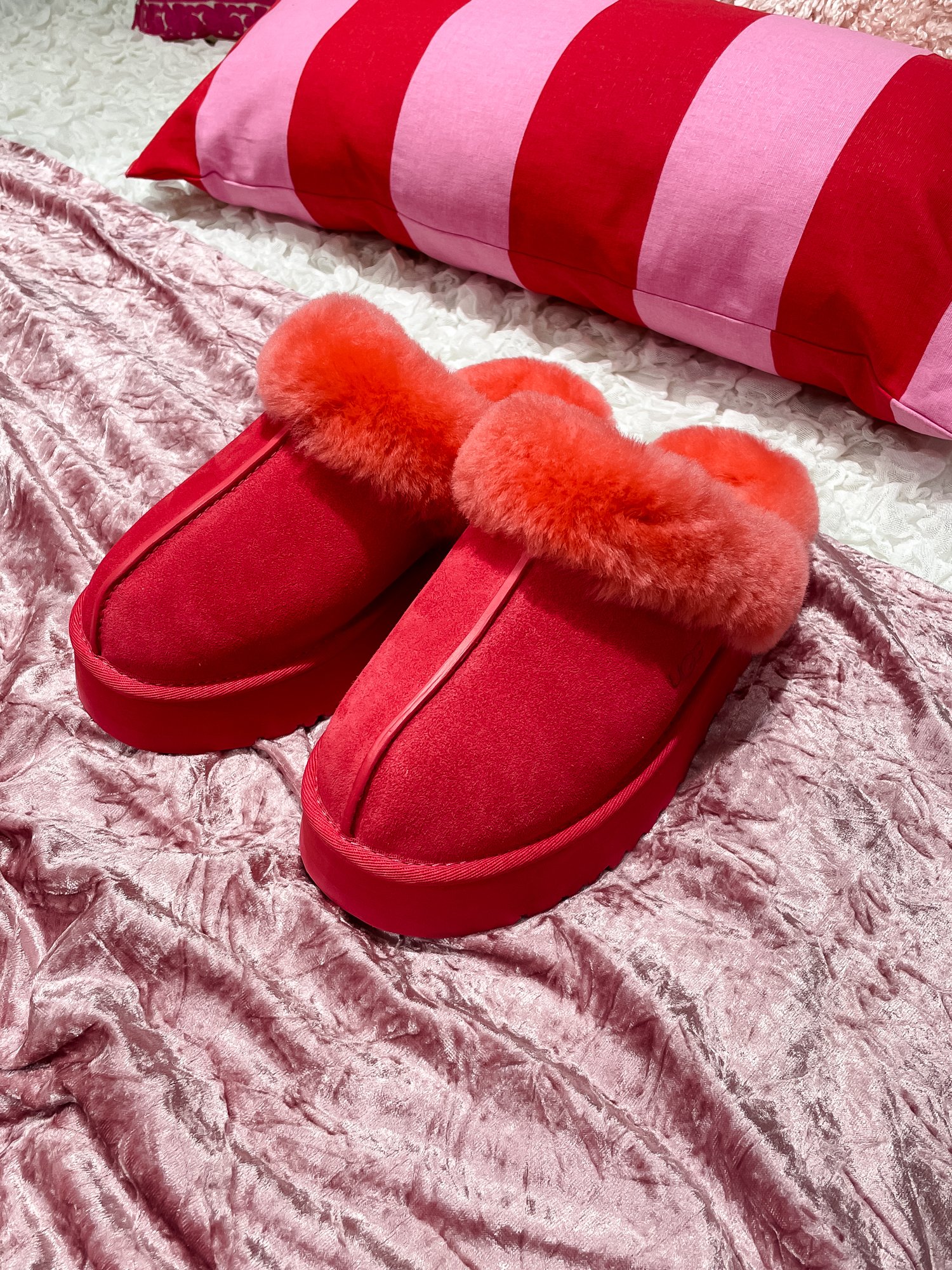 UGGが初のルームウェア発売、アイコンシューズのシープスキンから着想したデザインに