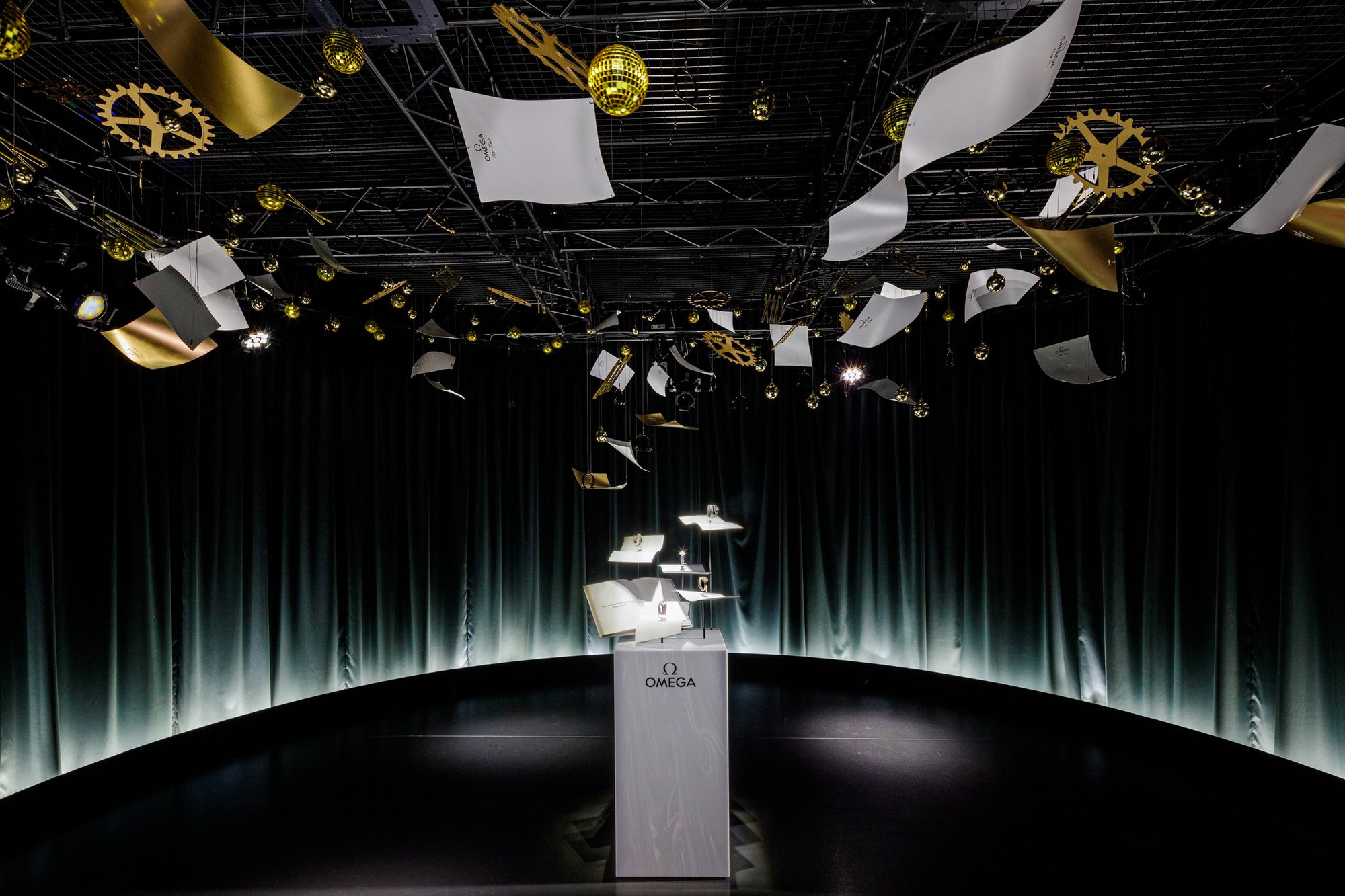 「オメガ」"夢のような1日"を表現したエキシビションを開催、日本女性に向けた最新モデルを初披露