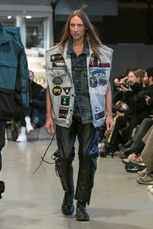 VETEMENTS 2017-18秋冬コレクション | パリ | 画像36枚 - FASHIONSNAP.COM
