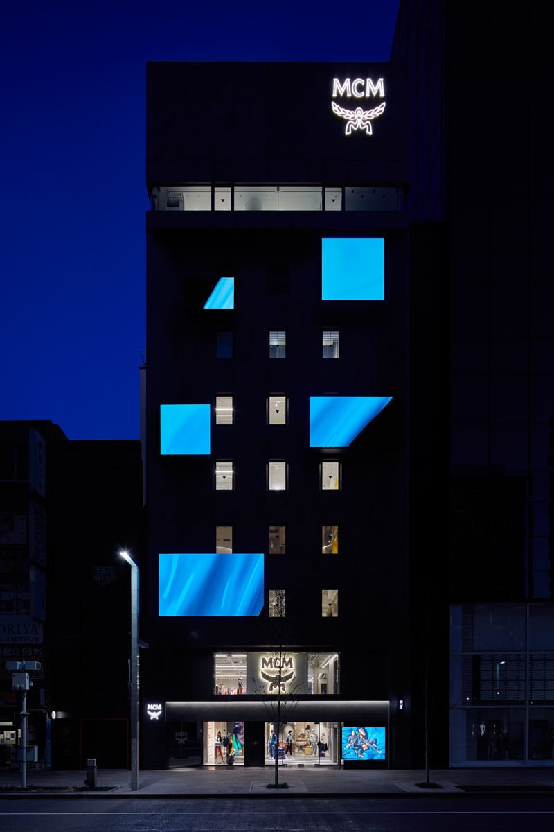 「MCM」銀座の旗艦店がリニューアル、ショールームやカフェを併設した体験型の店舗に