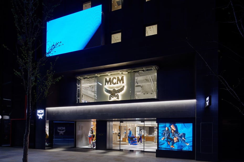 「MCM」銀座の旗艦店がリニューアル、ショールームやカフェを併設した体験型の店舗に