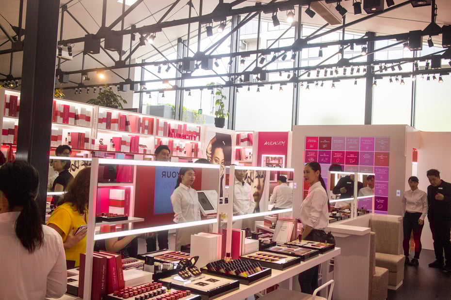 唇診断、おみくじ、デジタルサイネージ...表参道に出現した"シャネルの図書館"の見どころを紹介