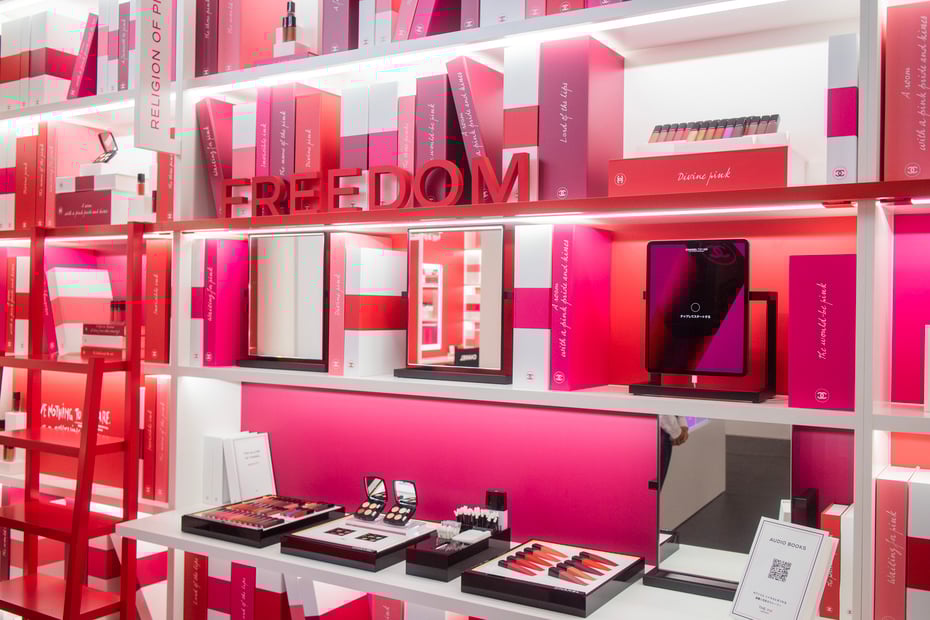 唇診断、おみくじ、デジタルサイネージ...表参道に出現した"シャネルの図書館"の見どころを紹介