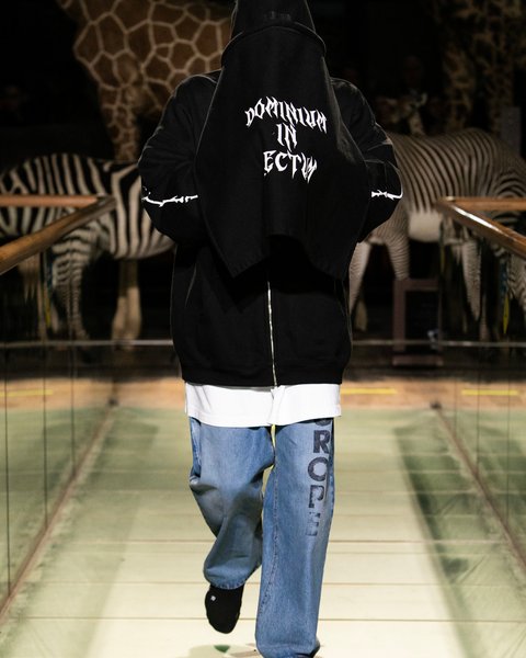 VETEMENTS 2017-18秋冬コレクション | パリ | 画像36枚 - FASHIONSNAP.COM