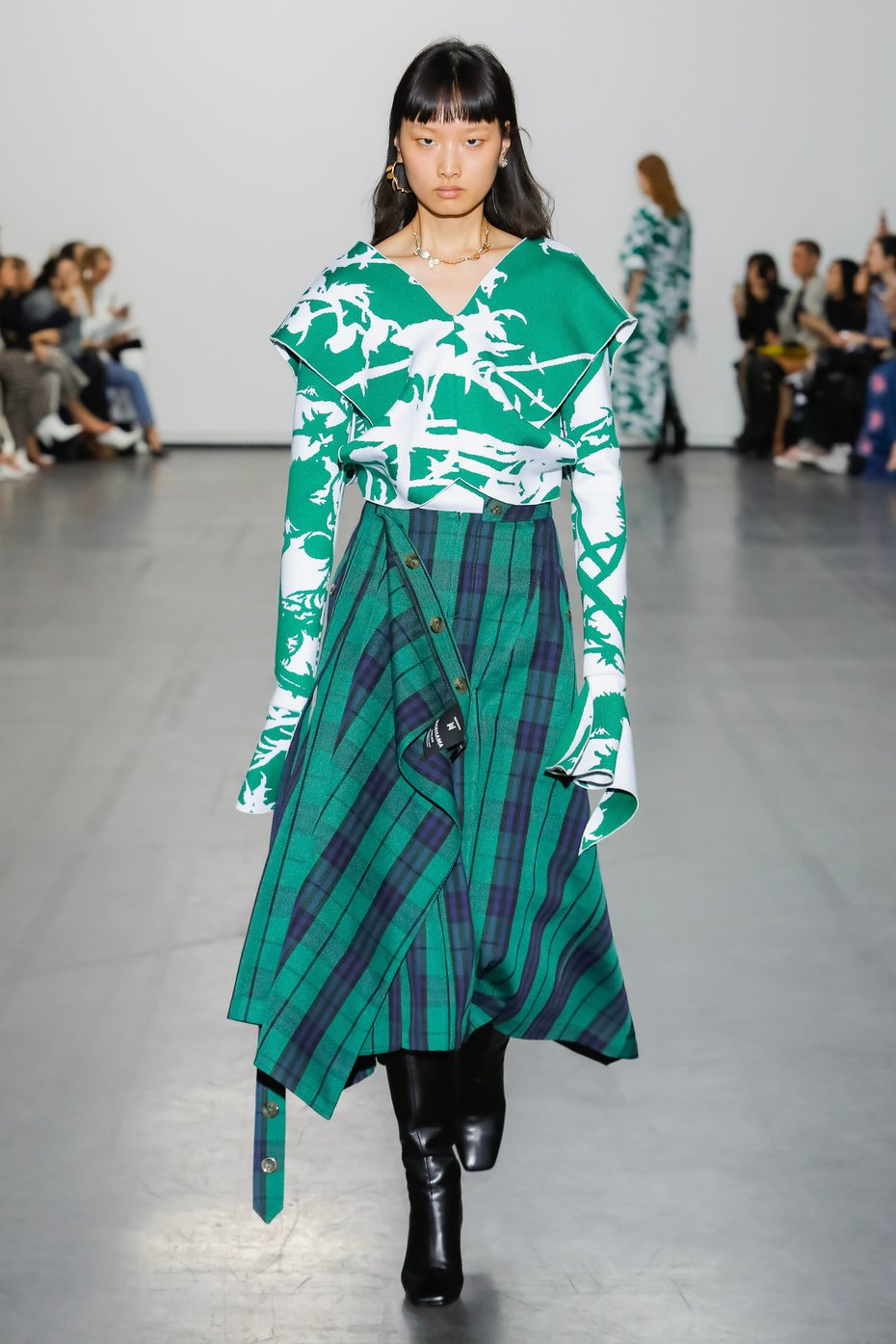 パワーショルダー＋ウエストマークに注目、パリコレ19年秋冬トレンドをチェック